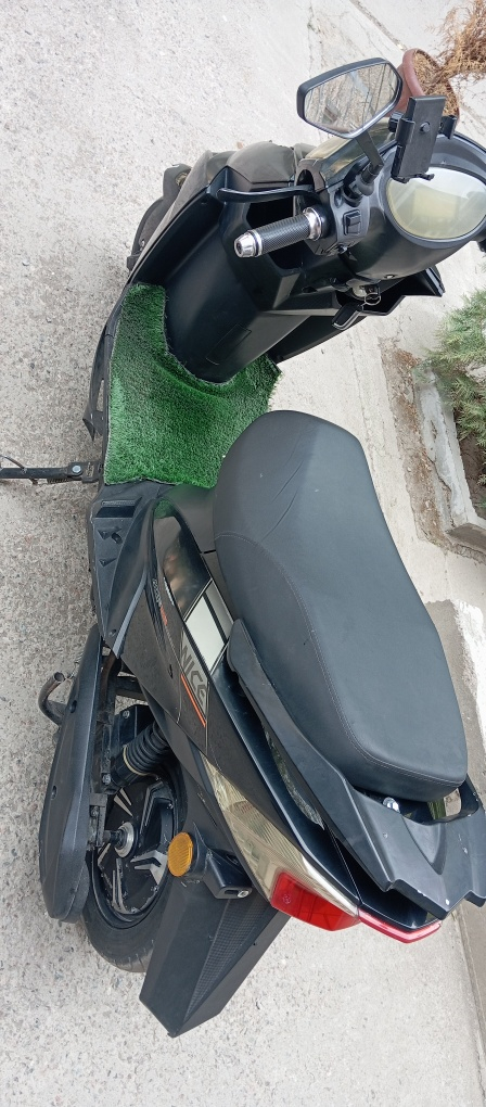 Elektro skuter rangi qora