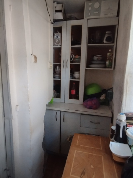 Буз-2,Эко базар ,общежитие 21м² балкон 1/3 
1/1/4.  21м² балкон 1/3
Це