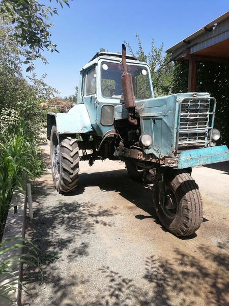 Traktor sotiladi