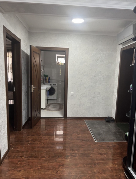 Arenda Beruniy onkalogiyani togrisi 2 xona 1 etaj bankerski uy