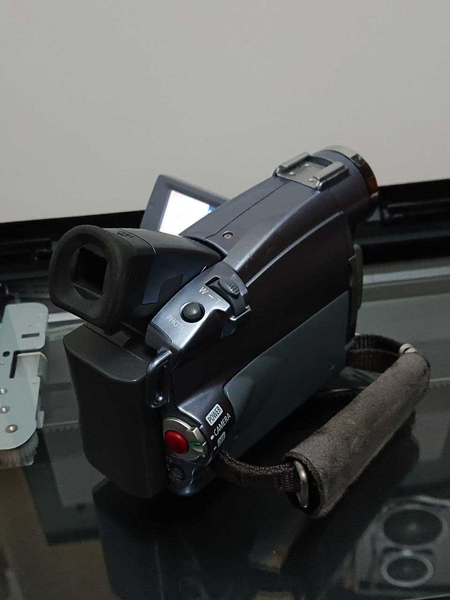 Видеокамера Canon MV700i