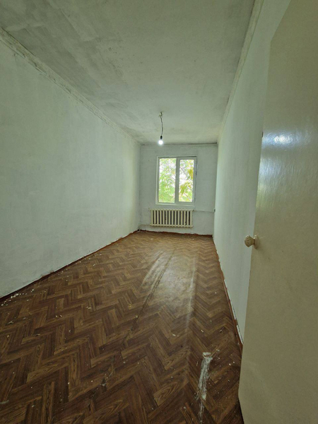 .Продам 2х3комнатную 12квартале 48м2 балкон 1.5х3 разделный санузел49$