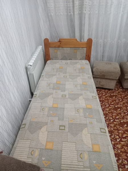 Продаю односпальные  кровати отличного  состояния  2 штука деревянное