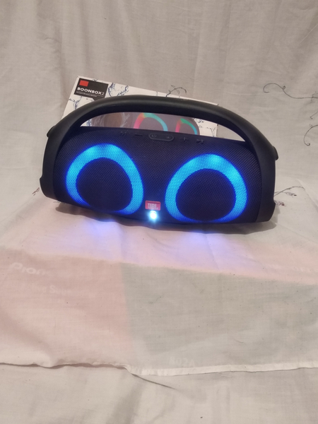 Продаю калонку JBL бомбокс мини китайская.