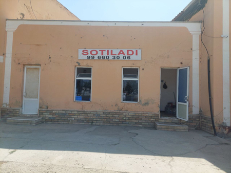 Do’kon sotiladi, mo’ljal Stansiya temir yo’l, yo’l yoqasida