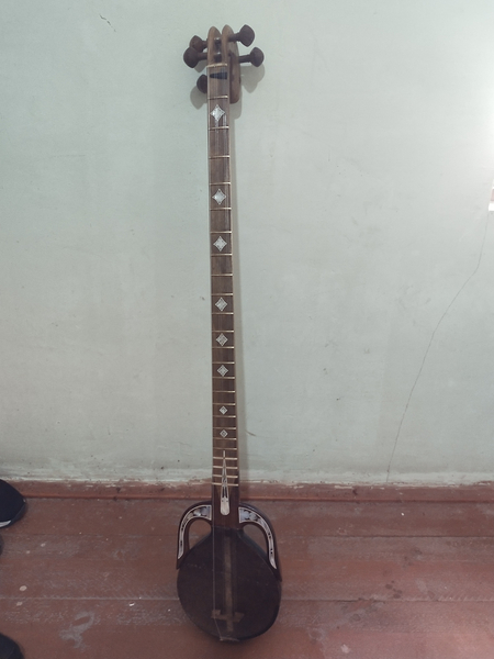 Qashqar rubobi sotiladi.Ovozi zoʻr