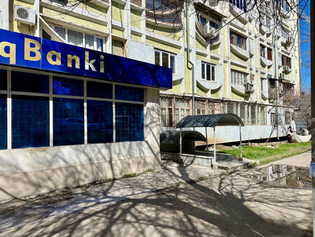 Вдоль дороги. 2х ком. под офис +73м? в нежилом, фасад 8 метра