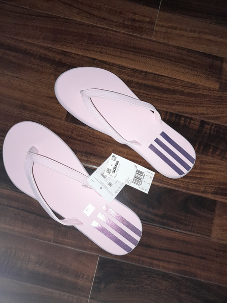 Сланцы Adidas. Новые.