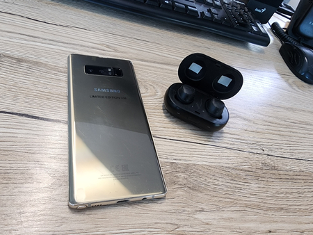 Продам galaxy note 8 и наушники в хорошем состоянии