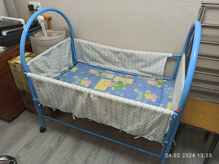 Детская кроватка и ходунки