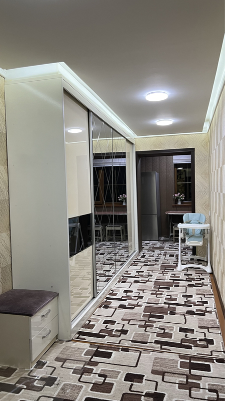 Срочно продается 3 комнатная квартива в центре Янгиюля персидский
