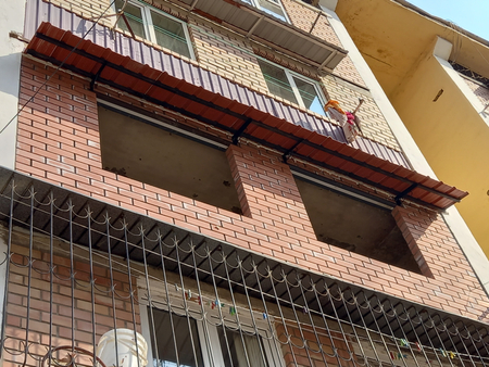 Установка козырьков над окнами