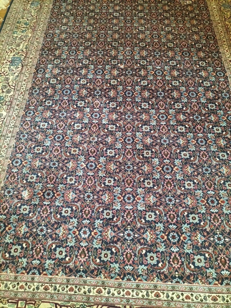 Продаётся ковёр антиквариат