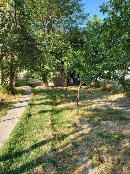 Uchastka sotiladi arzon 4 sotix 3 xona
