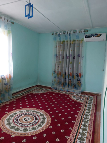 В центре городе Гулистане, пяти комнатный коттедж, ориентир 7 школа