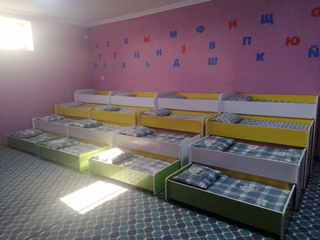 4 Dona 4 etajlik kravat va 20 Dona stol stul va bolalar shkafi