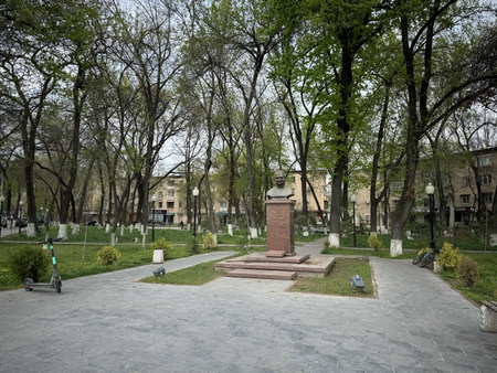 ц1 uy sotiladi Shastri haykal orqasida