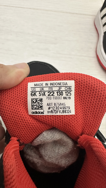 Adidas детские кроссовки новые