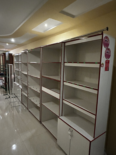 Продается набор шкафов и витрин для продуктового магазина.