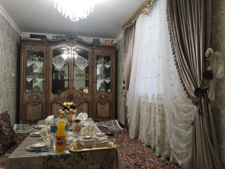 Продается в центре Ахангарана  (в 1-квартале) 3-х комнатная квартира.
