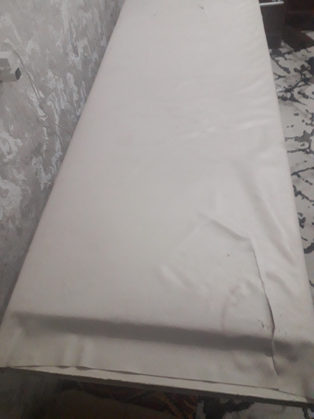 Bemor uchun qulay tekis yotoq bel singanlar uchun mos yotoq