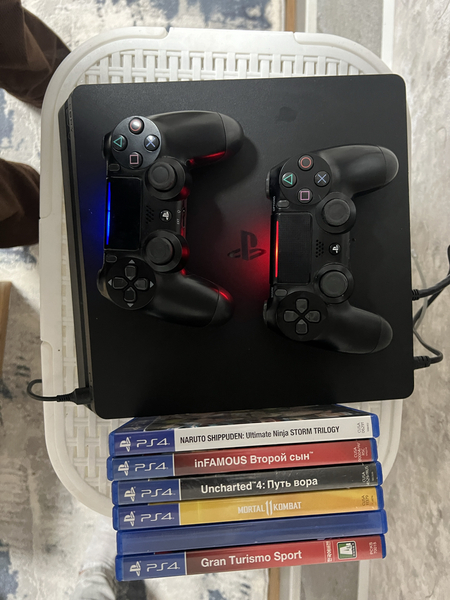 Playstation 4 с играми и джойстиками