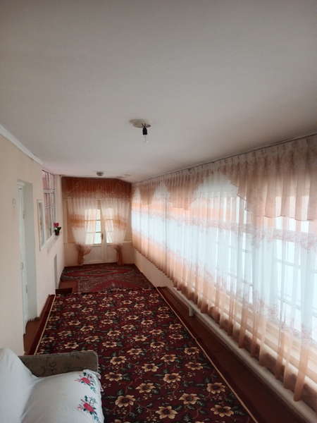 Продам дом  20сот 10комнот Урта-чирчикский район хороший местоположени