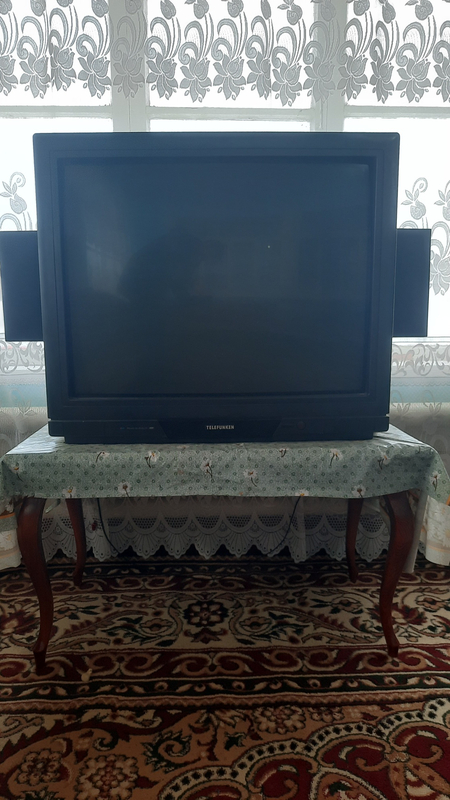 Продаётся цветной Немецкий телефизор TELEFUNKEN с выдвижными колонками