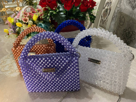 Сумки из бусинки разных цветов