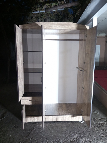 3 eshikli Shkaflar sotiladi  eni 1.20sm boyi 100% LAMINAT.95 sm