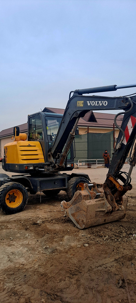 Volvo ekskavator sotladi