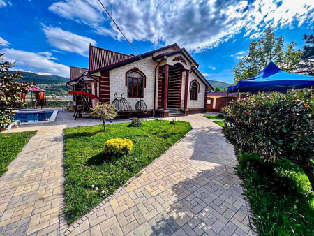 Qulayliklar:Tapchan,basseyn,sauna,yotoq hona,playstation,tenis karaoke