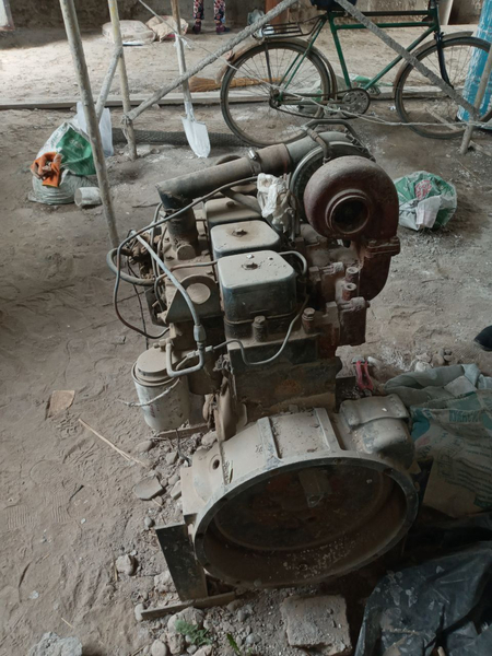 Traktor mator sotiladi