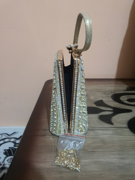 Ayollar sumkasi sotiladi