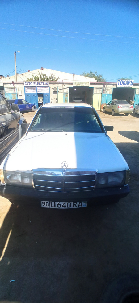 Mercedes-Benz E-190  111 mator 2.2