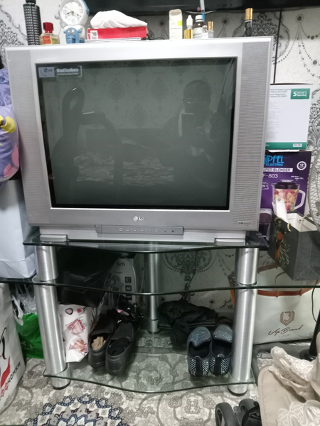 Televizor sotiladi