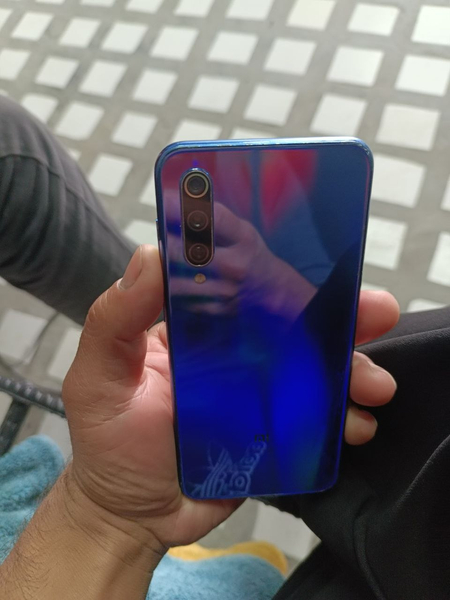 Mi 9 se 6/ 128gb srochna sotiladi.