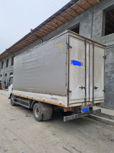 Isuzu senji avtobusdan yigʻlgan