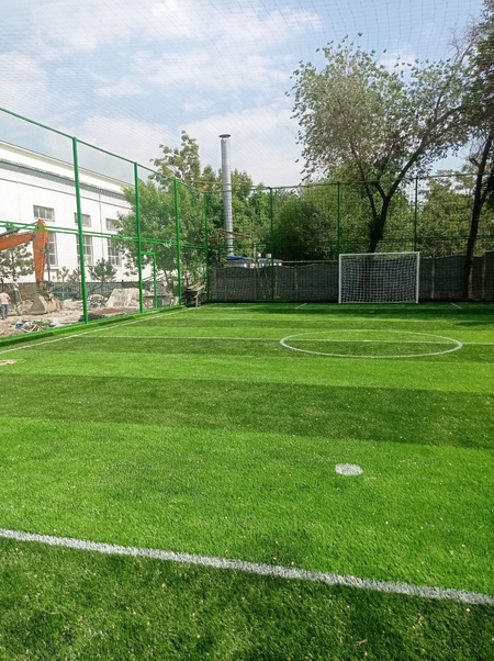 Stadion qurish suniy polya Gazon ustanofka.