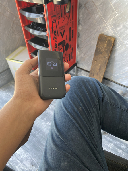 Nokia 2720 Flip rangi qora
