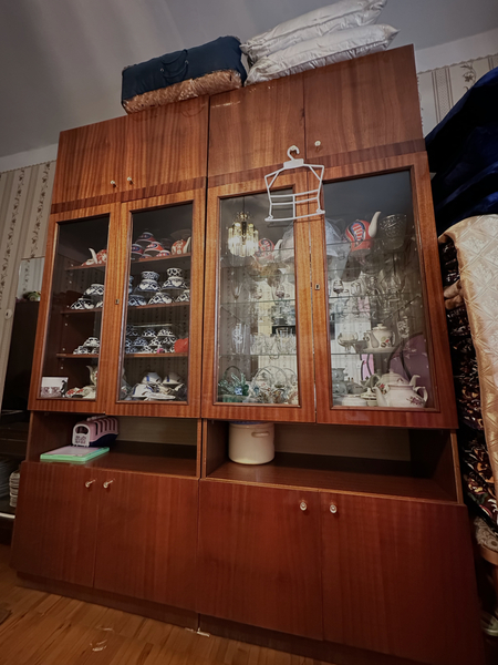 Продаётся стенка в комплекте с шифоньером