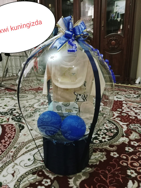 Bolalar kiyimlari Pufakchali sharik ichida.