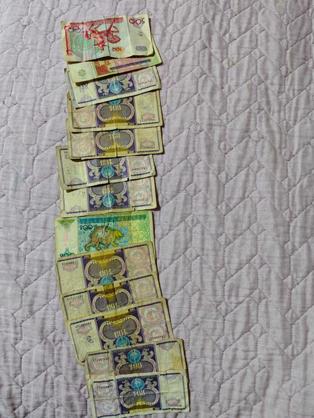 Банкноты, 103 сум , 200 сум и 500 сум