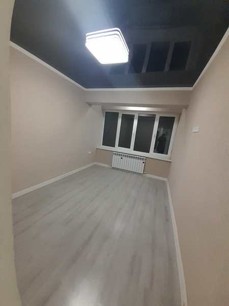 Продаётся 2-х комнатная  каартира вдоль дороги,, под бизнес.