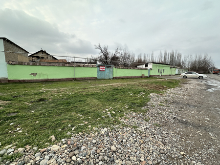 Продается земля вдоль дороги.