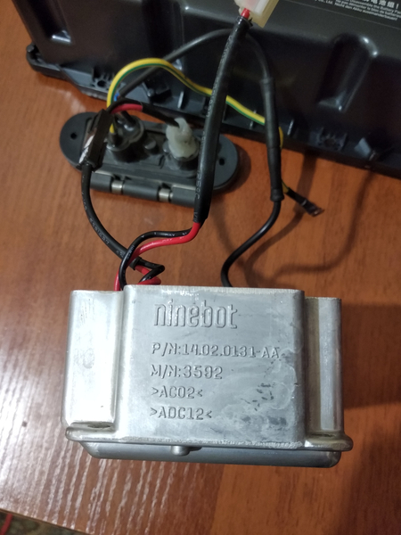 Продаю акумулятор и зарядное устройство ninebot max 30.