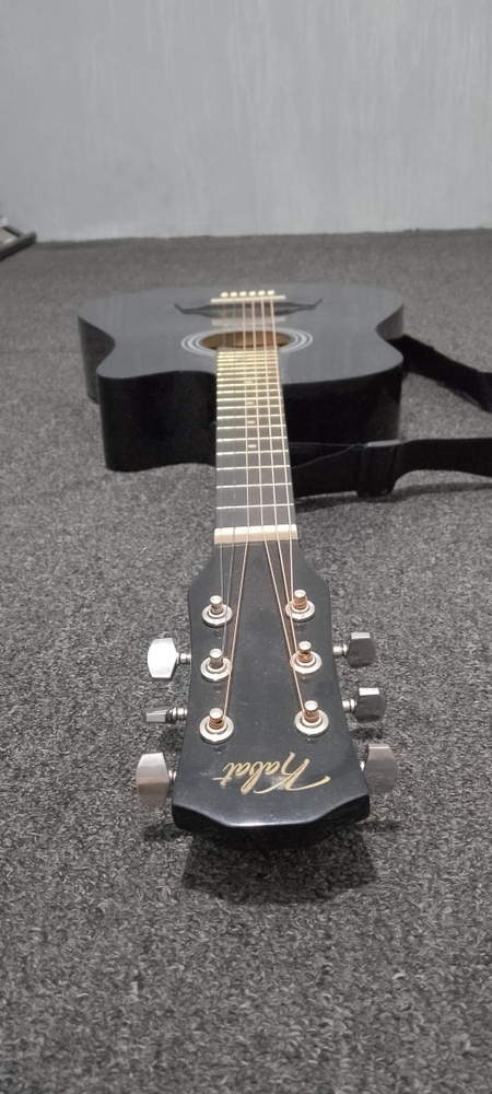 Gitara 38 raz 750 ming kelishamiz remin gʻilob bor 15 kun buldi olgani