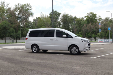 JAC M4 — 9 o’rindiqli miniven