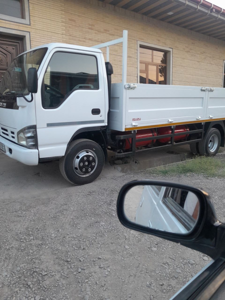 ISUZU sotiladi 2010 yil