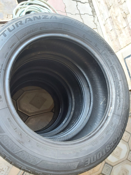 225/55R17 Bridgestone.
